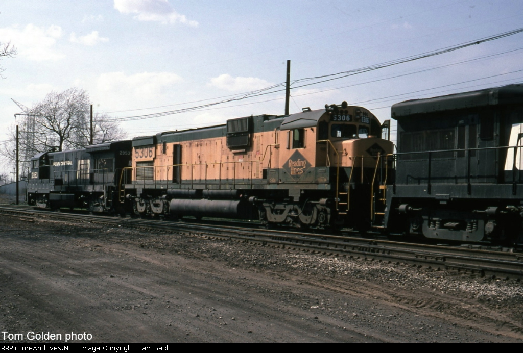 RDG 5306 and PC 2953 Westbound